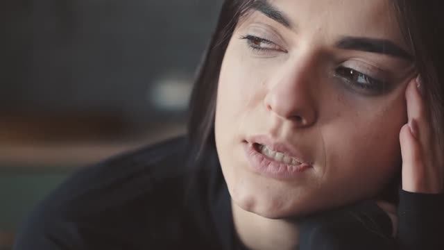 ПОКАЗАЛОСЬ... Женские стихи о любви до слез, читает Ольга Журавкова. Современная поэзия России