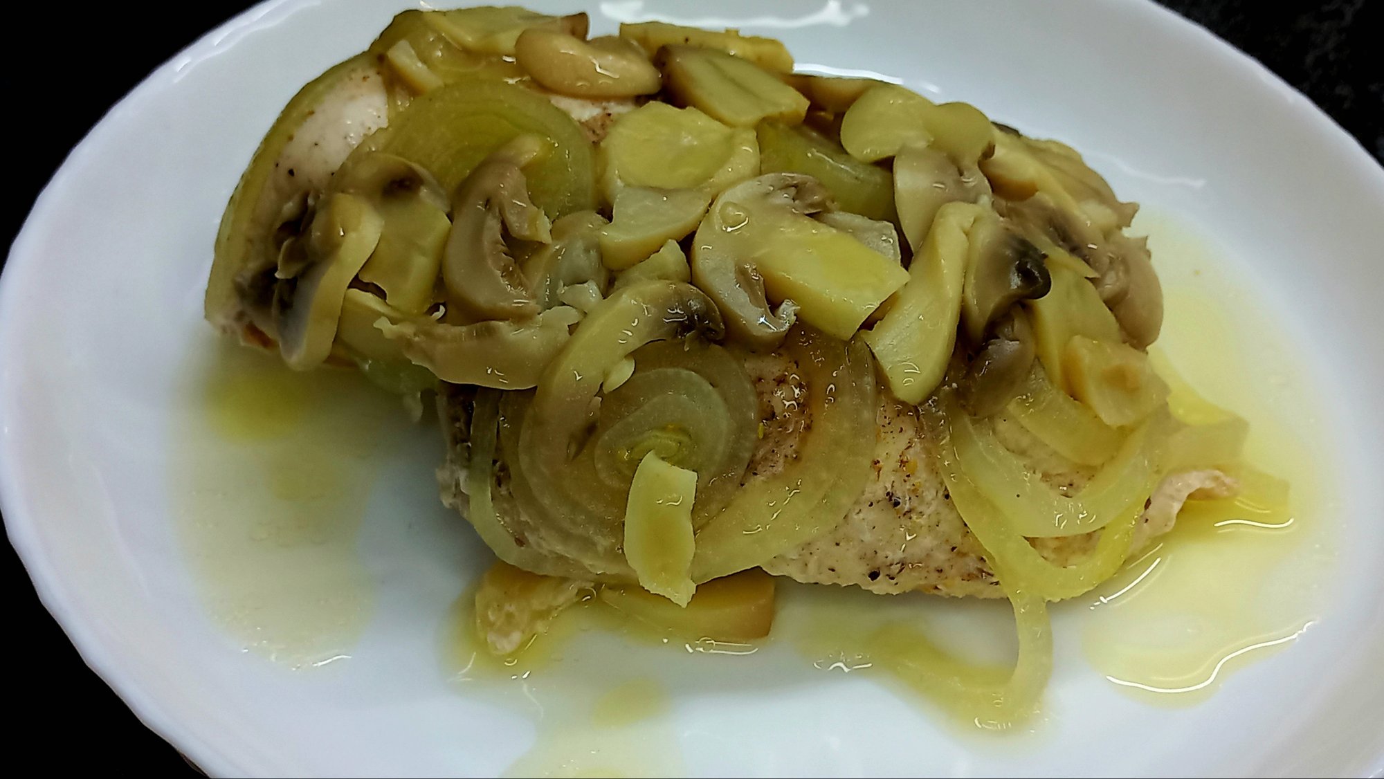 Куриное филе, запеченное в духовке с маринованными шампиньонами, луком в фольге