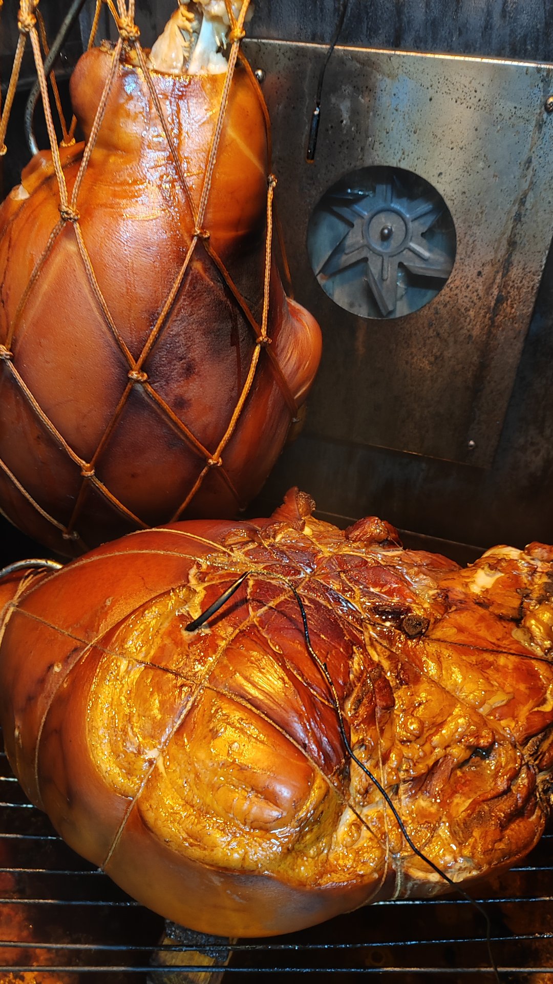 Огромные копчёные окорока #копчение #коптим #мясо #мясоед