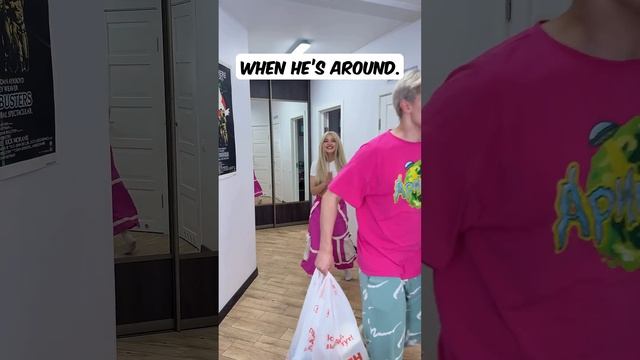 Когда она с кем то и когда одна