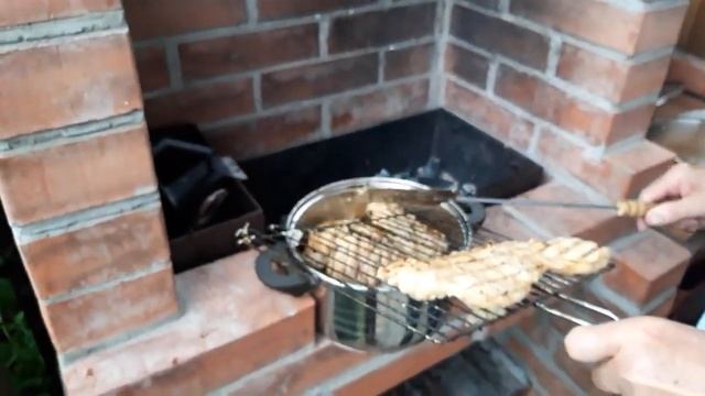 Мясо упало, дождь льёт! Посадили помидоры в грязь! Но мы довольны и счастливы!