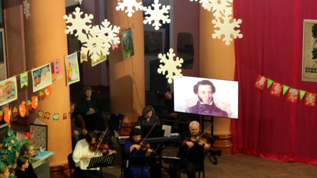 Пушкинская ёлка - снежинки  и музыканты.