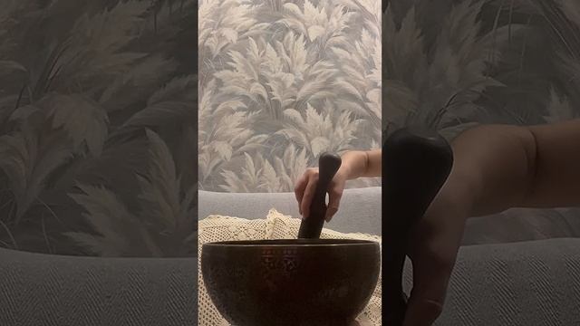 Поющая чаша Диаметр 23,5 см. Тональность С3. Нота Ре. Частота 129 Гц.