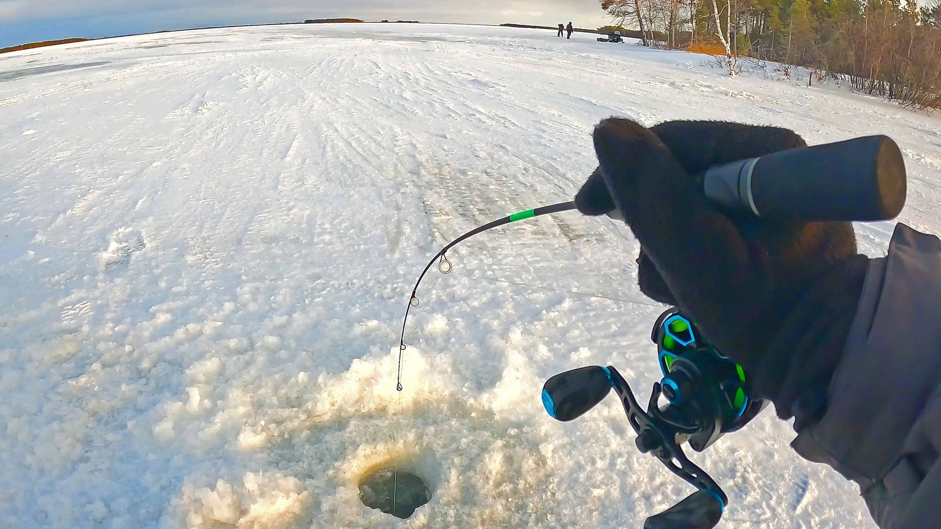 Забрались на озеро СРЕДИ БОЛОТА! Долгожданная рыбалка на щуку под Новый год!