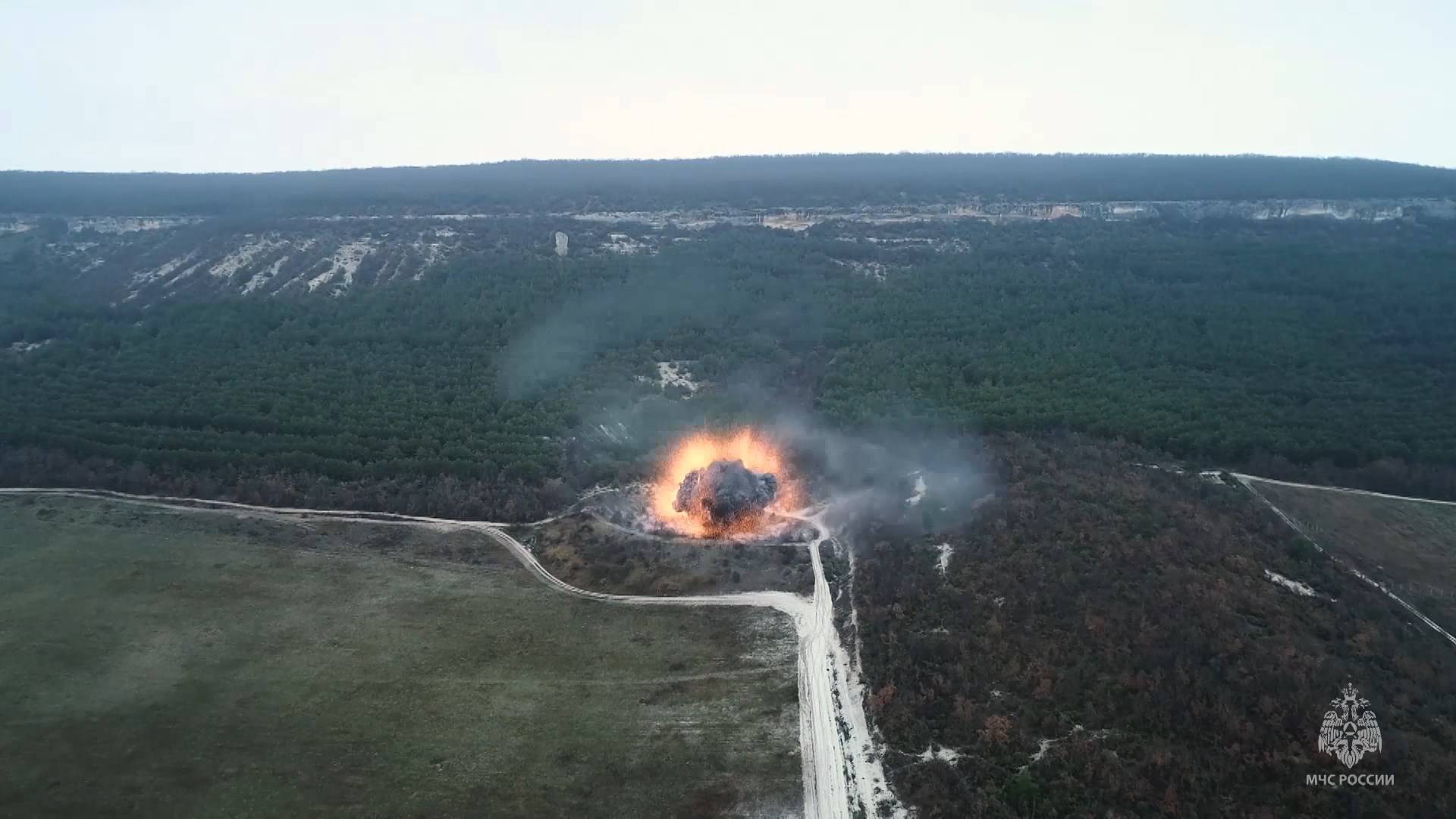 Как распространяется ударная волна от взрыва, кадры на примере ликвидации снарядов ВОВ от МЧС
