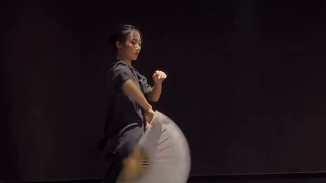 💃 | Изящные движения танцовщицы и плавные взмахи веера создают завораживающее зрелище.