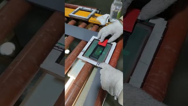 Маркировка автомобильного стекла перед закалкой методом шелкотрафаретной печати