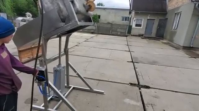 Опрокидыватель пневматический чан-тележек ОПЧ-300 / 6281915@mail.ru / Пищевое Оборудование РФ