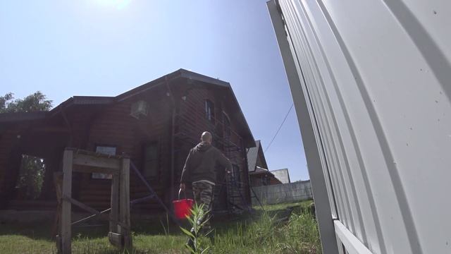 Делаю герметик теплый шов на фронтоне. Продолжаю покраску фасада.