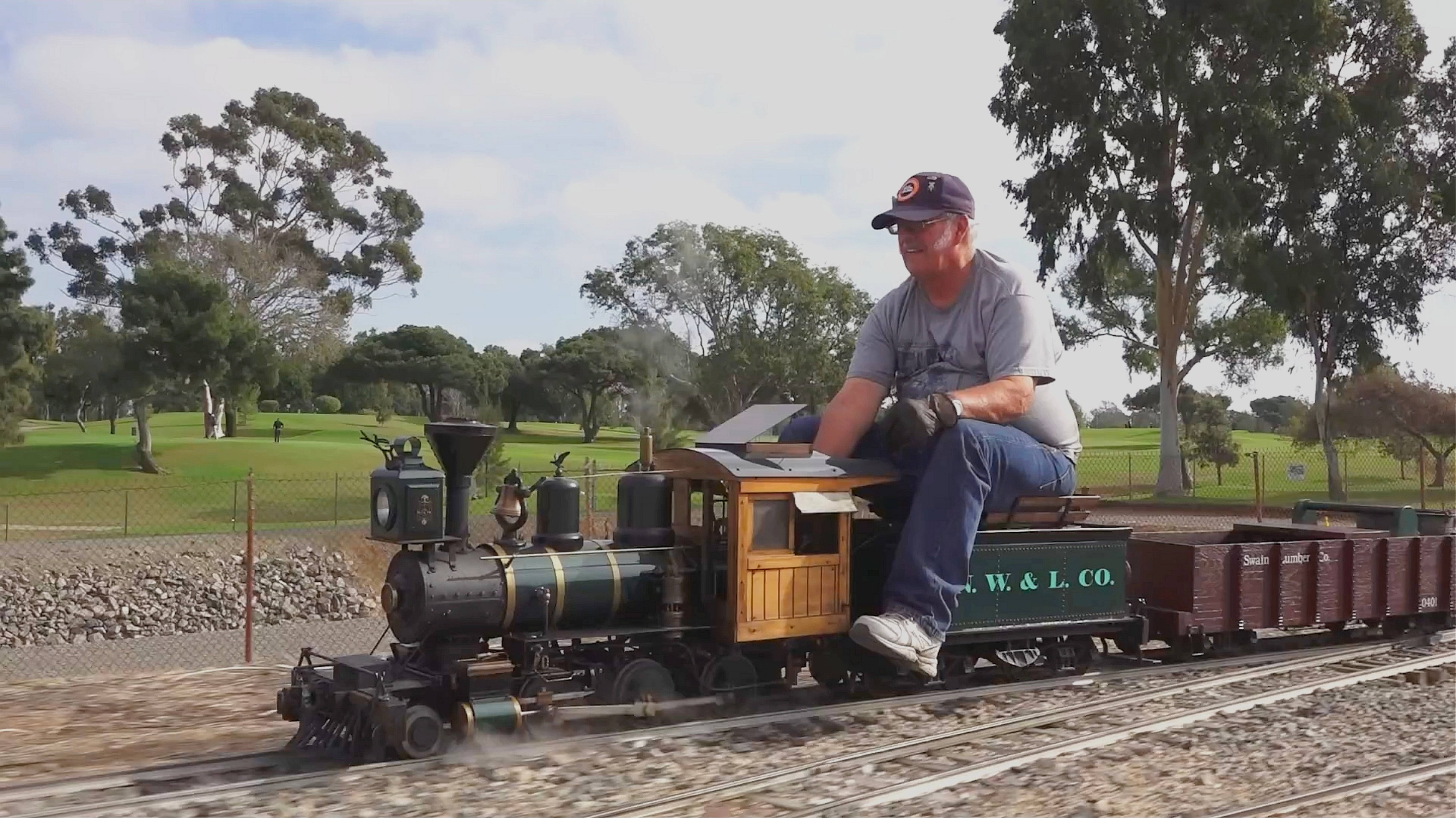 Запуск маленькой модели настоящего паровоза 🚂 | Позновательно для детей!