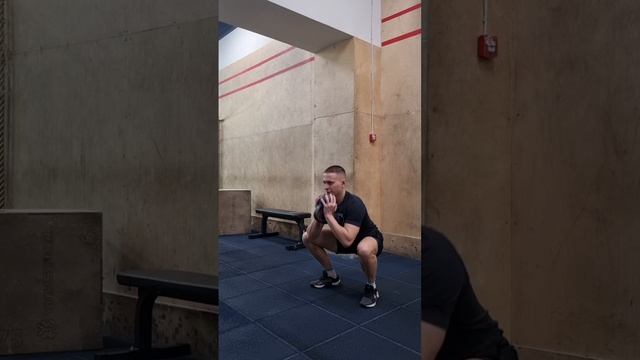 гоблет приседания с гирей .mp4