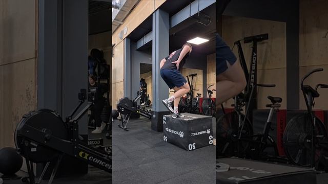 прыжок на короб с двух ног с приземлением на одну .mp4