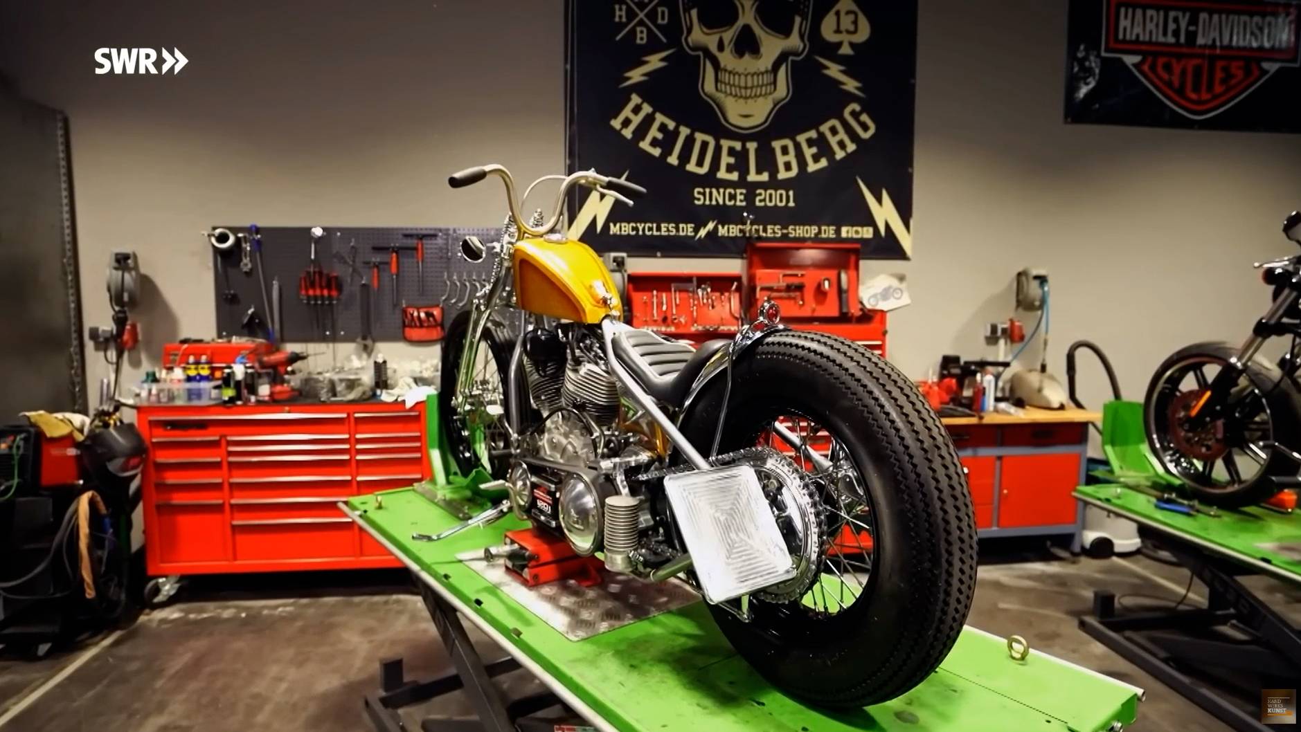 Кастом мотоцикл на основе старой рамы Harley-Davidson 1950-х годов и копии мотора Panhead
