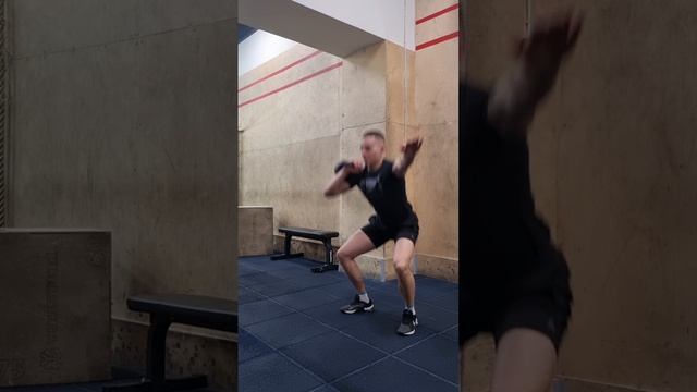 приседания с гирей на плече .mp4