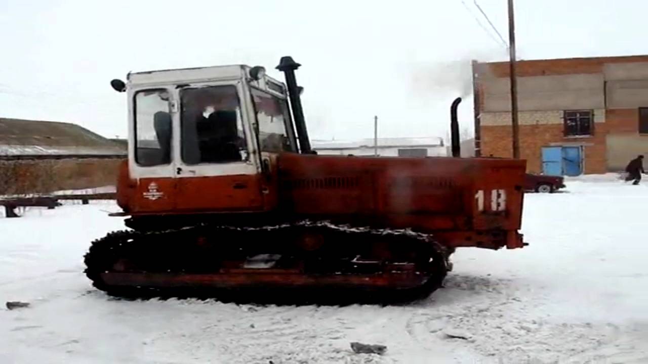 Тракторы Т4   Алтай выезжают после ремонта с Центральной ремонтной мастерской.