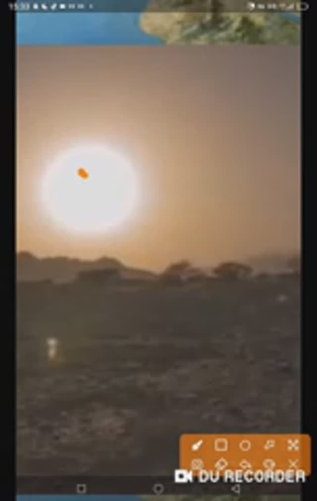 © Посмотрите на небо. Солнце и Месяц. Не плоская Земля.