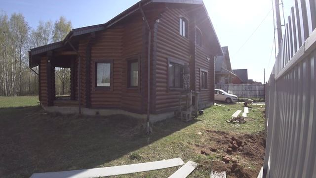 Прикормка и обрезка яблонь, подкапываю забор, ставлю москитные сетки на окна