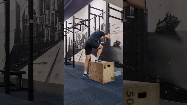 присед с короба на одной ноге .mp4