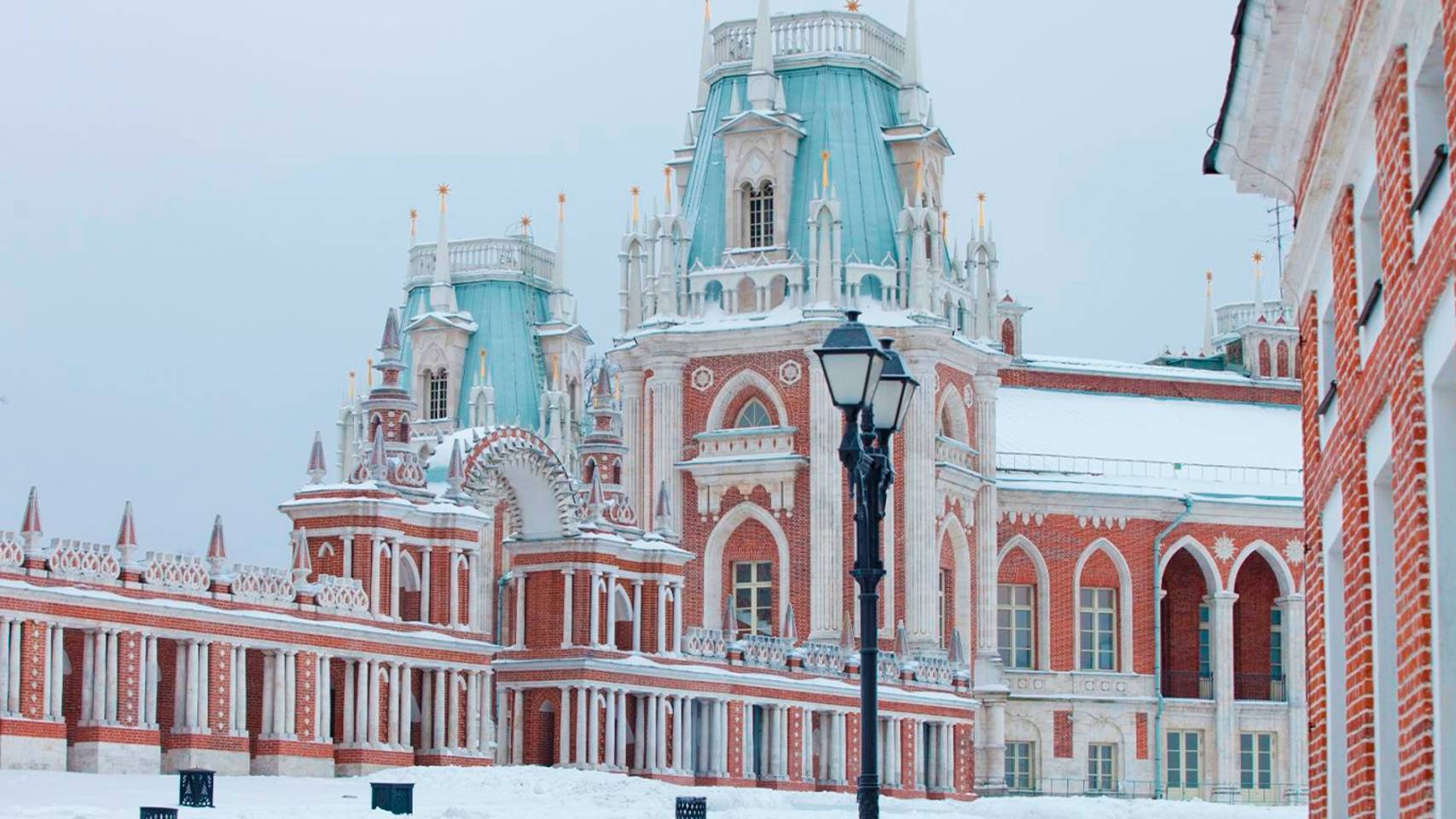 Царицыно: оранжерея и Большой дворец.