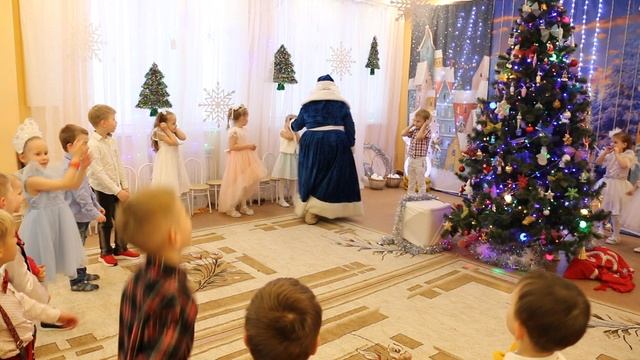 13 Дед Мороз морозит