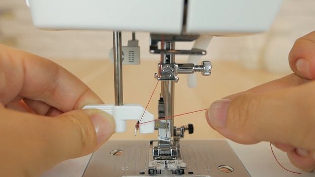 Автоматический нитевдеватель на швейной машине NECCHI 5885