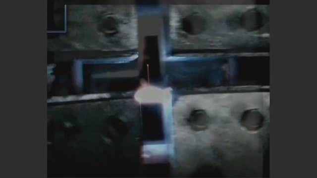 Образование шаровых плазмоидов рядом с электрическими разрядами при замедленной съёмке