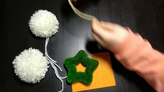 Снеговик из пряжи - новогодняя поделка для детей 5+ своими рукам.