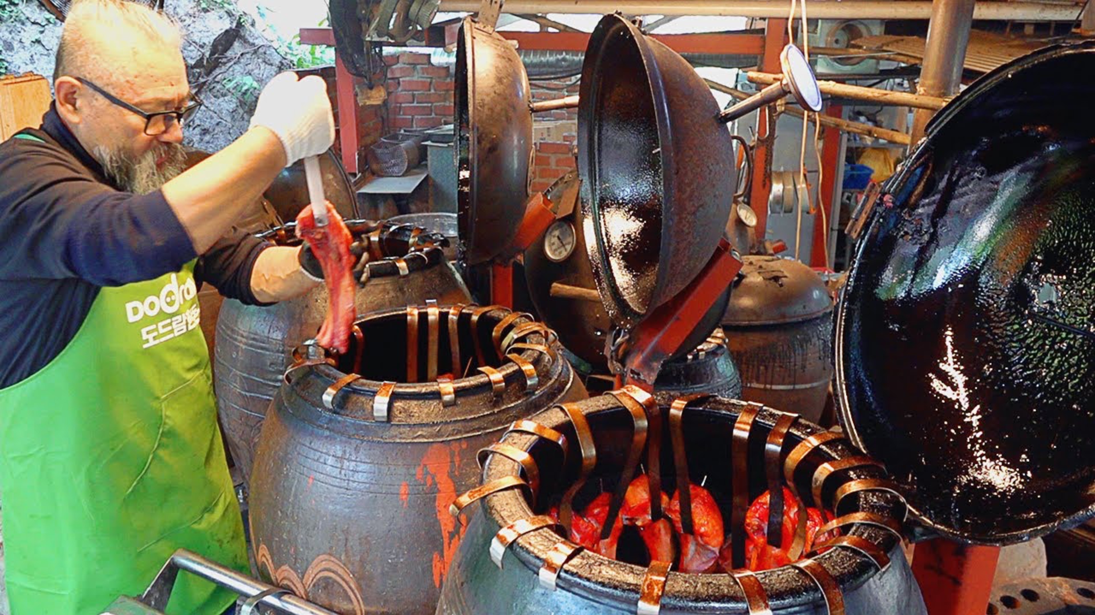 70-летний корейский мастер барбекю! Удивительный процесс приготовления копченостей!