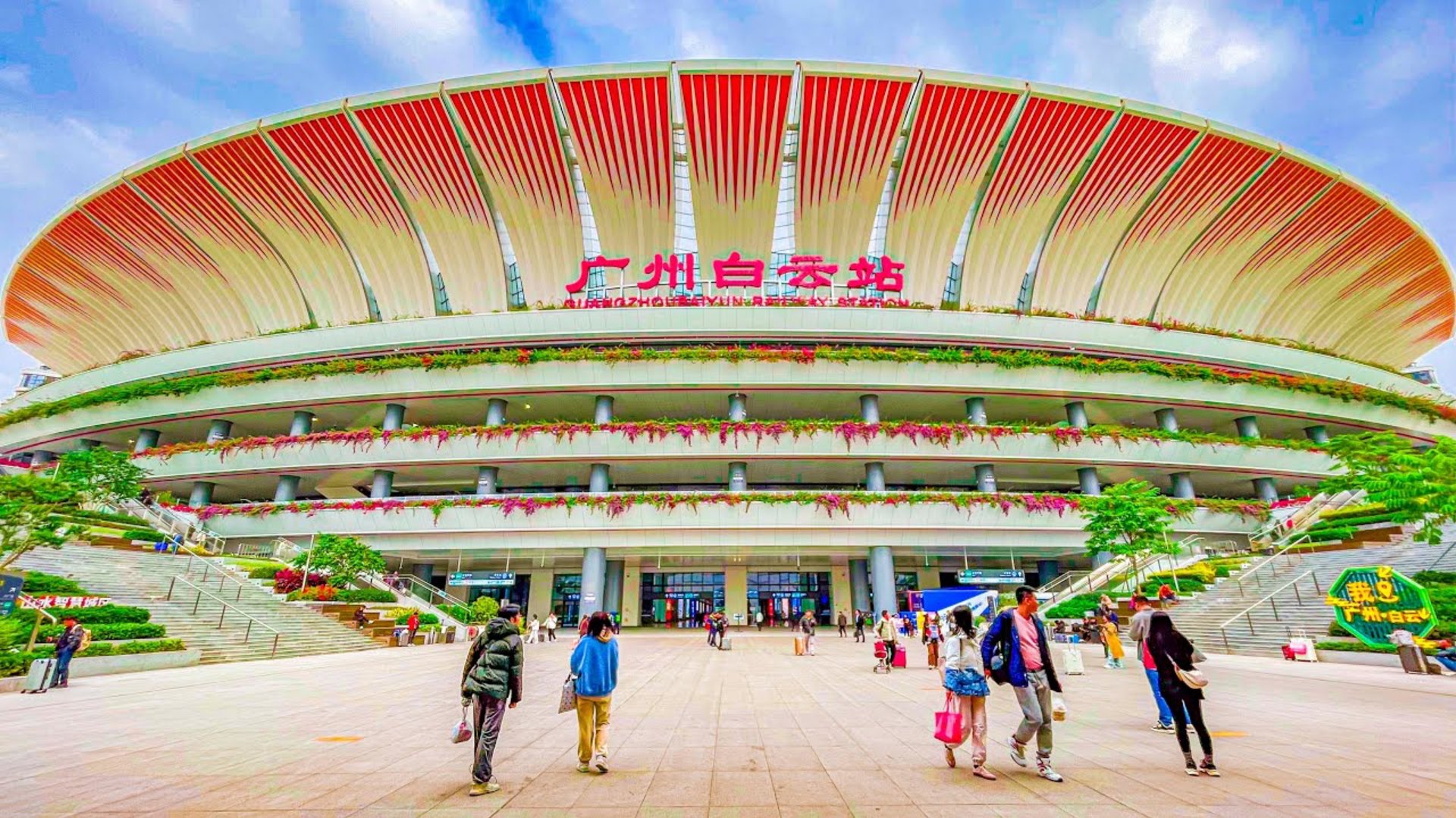 Самый футуристичная железнодорожная станция Китая!