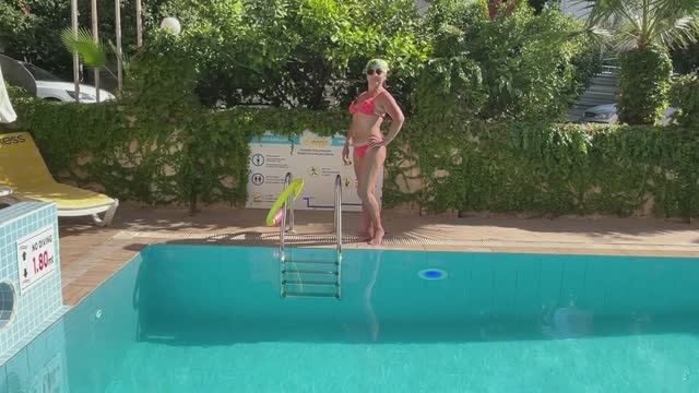 На бассейне в отеле Бенна. Впервые за 2 года отдыхаем у бассейна! Круто!