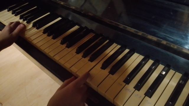 Играю на пианино с завязанными глазами.