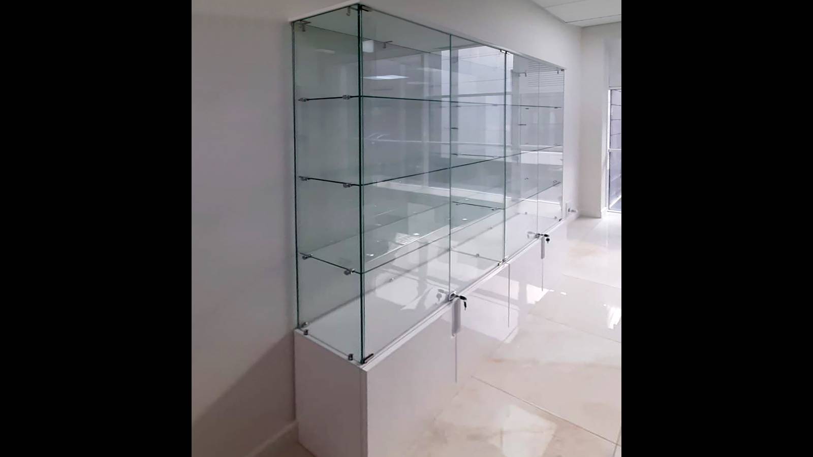 Стеклянный шкаф с полками на заказ