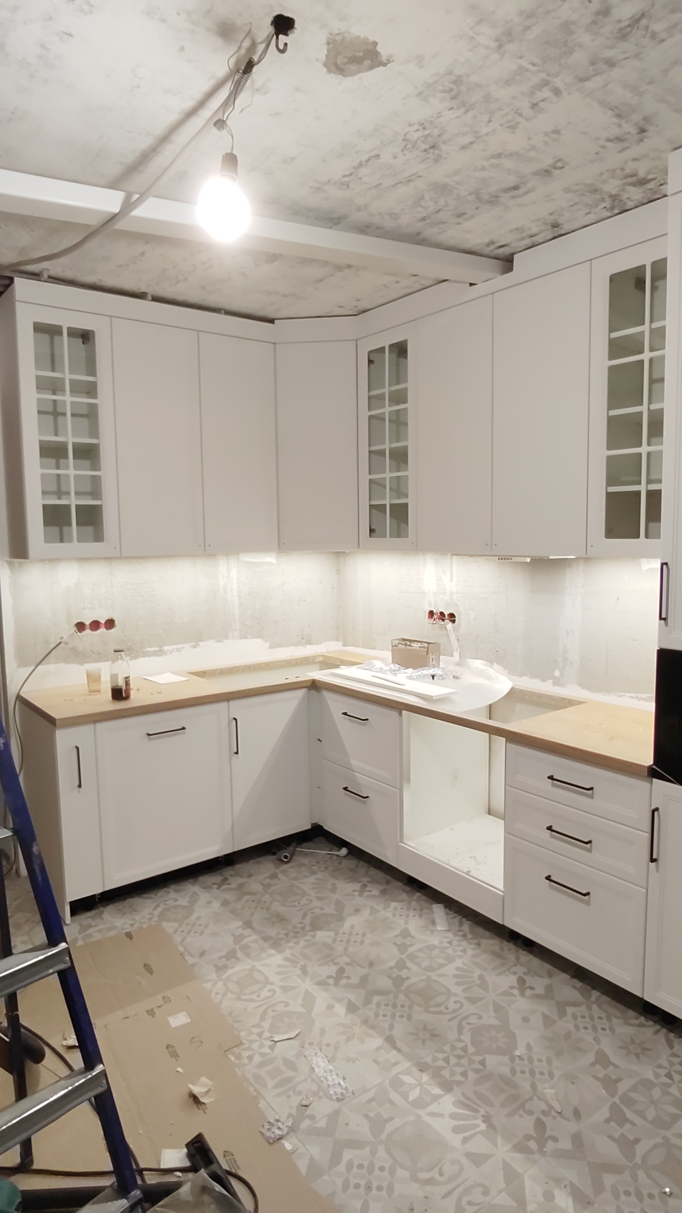 КУДА ВЫВОДИТЬ ПРОВОД ДЛЯ ПОДСВЕТКИ НА КУХНЕ. Спрашивали - отвечаем