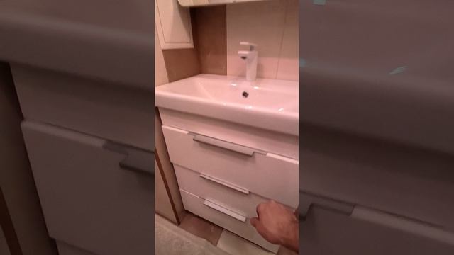 Комплексная установка раковины, тумбы, смесителя и сифона в санузле