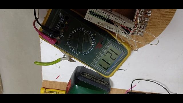 Манекен головы на подставке для головных уборов.