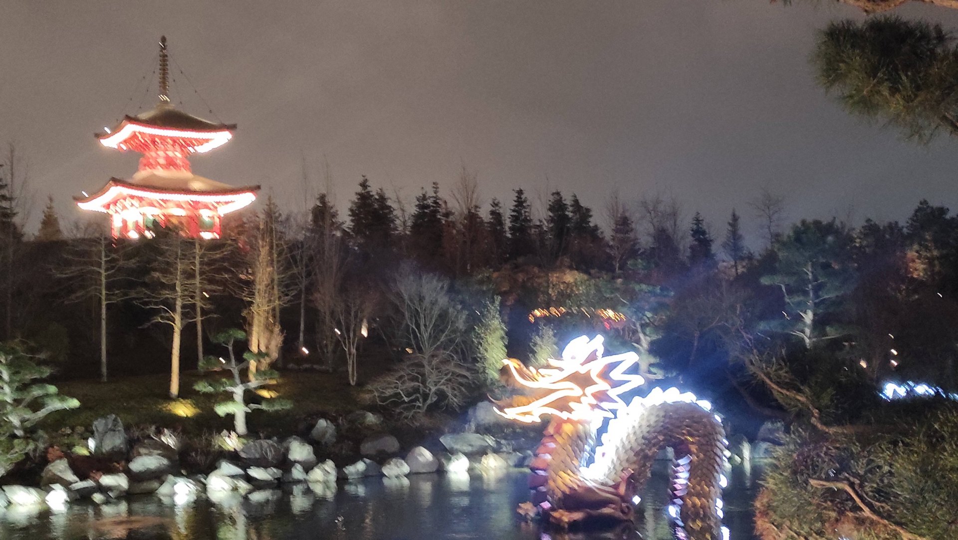 Японский сад в парке Краснодар. Вечерняя прогулка в декабре.