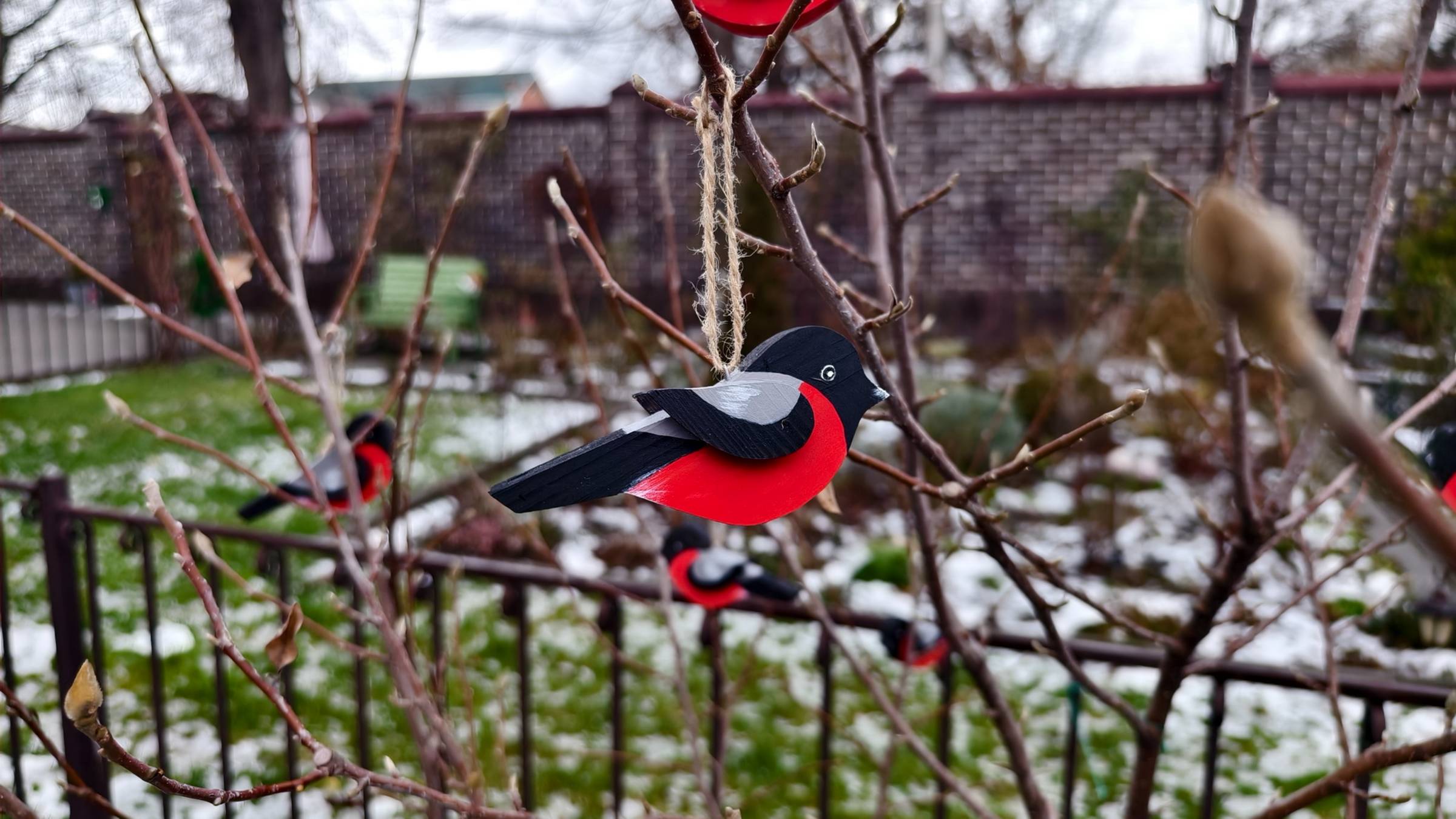 Снегири из обрезков досок / birds