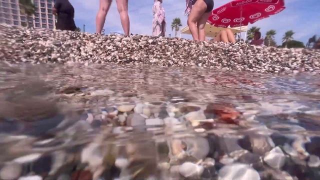 Море 6 октября в Анталье. Пляж Коньяалты