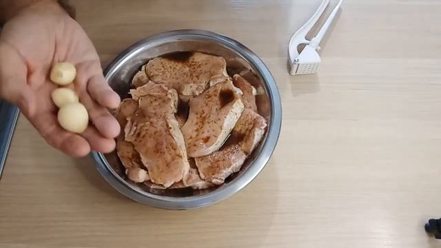 Свинина в особом маринаде. Как приготовить свиную корейку? Свинина, жаренная с луком