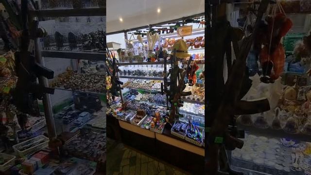 Продажа самоваров, сувениров, детских игрушек ручной работы у входа музея Оружия в Туле