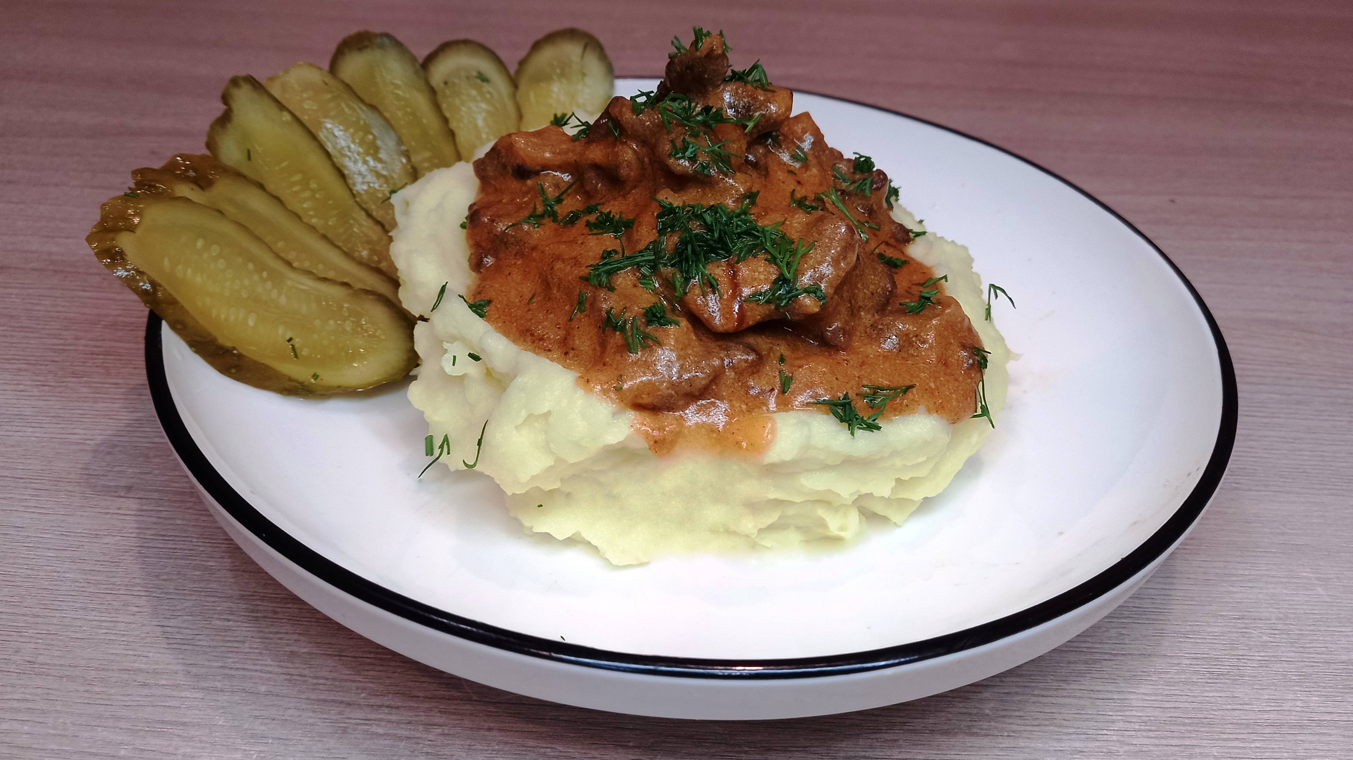 Бефстроганов с картофельным пюре