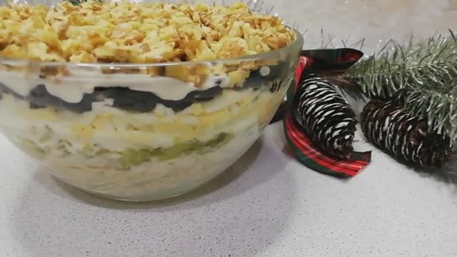 Новогодний слоённый салат с черносливом. На втором месте после оливье!