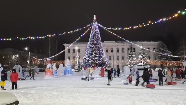 Новогодние каникулы на Первомайской площади / Канал Ухта