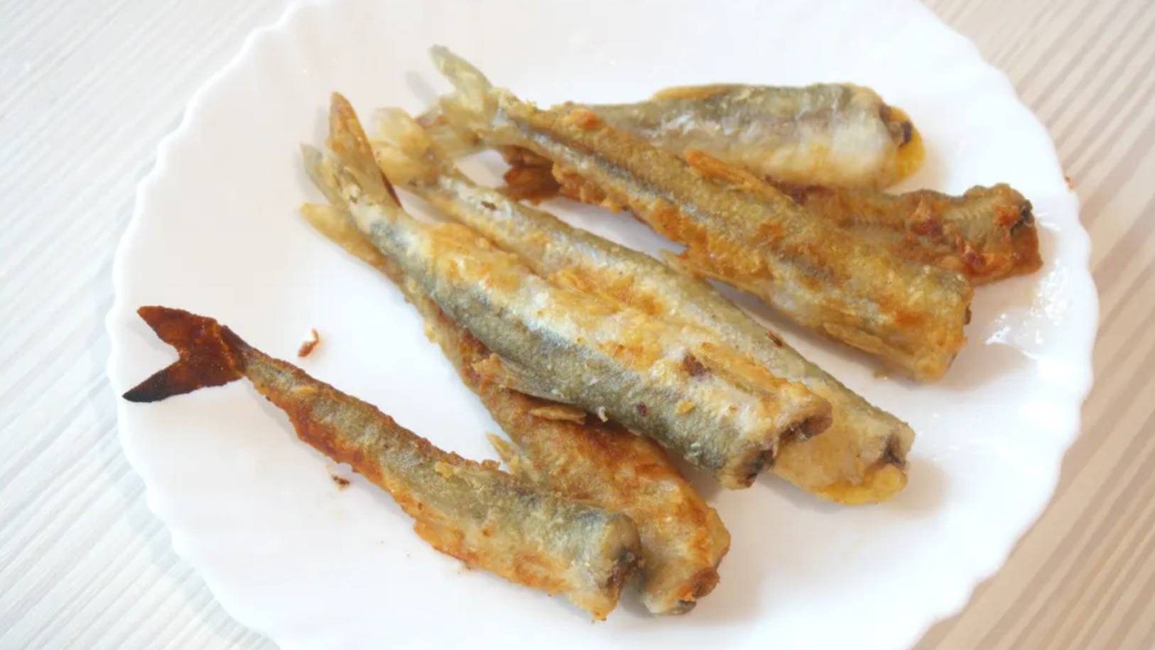 3 способа вкусно пожарить корюшку_ готовим рыбку с хрустящей золотистой корочкой