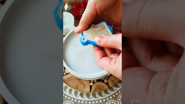 Заливаем домик из гипса 
#декоризгипса #украшениенаелку #домикнаелку #подарокнановыйгод