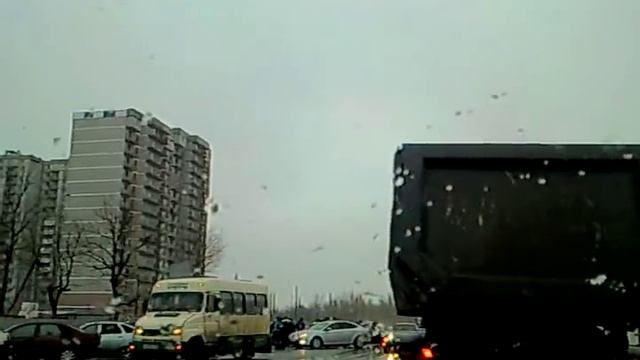 Авария на Ю.Обходе. Фольц кинуло под тягач.