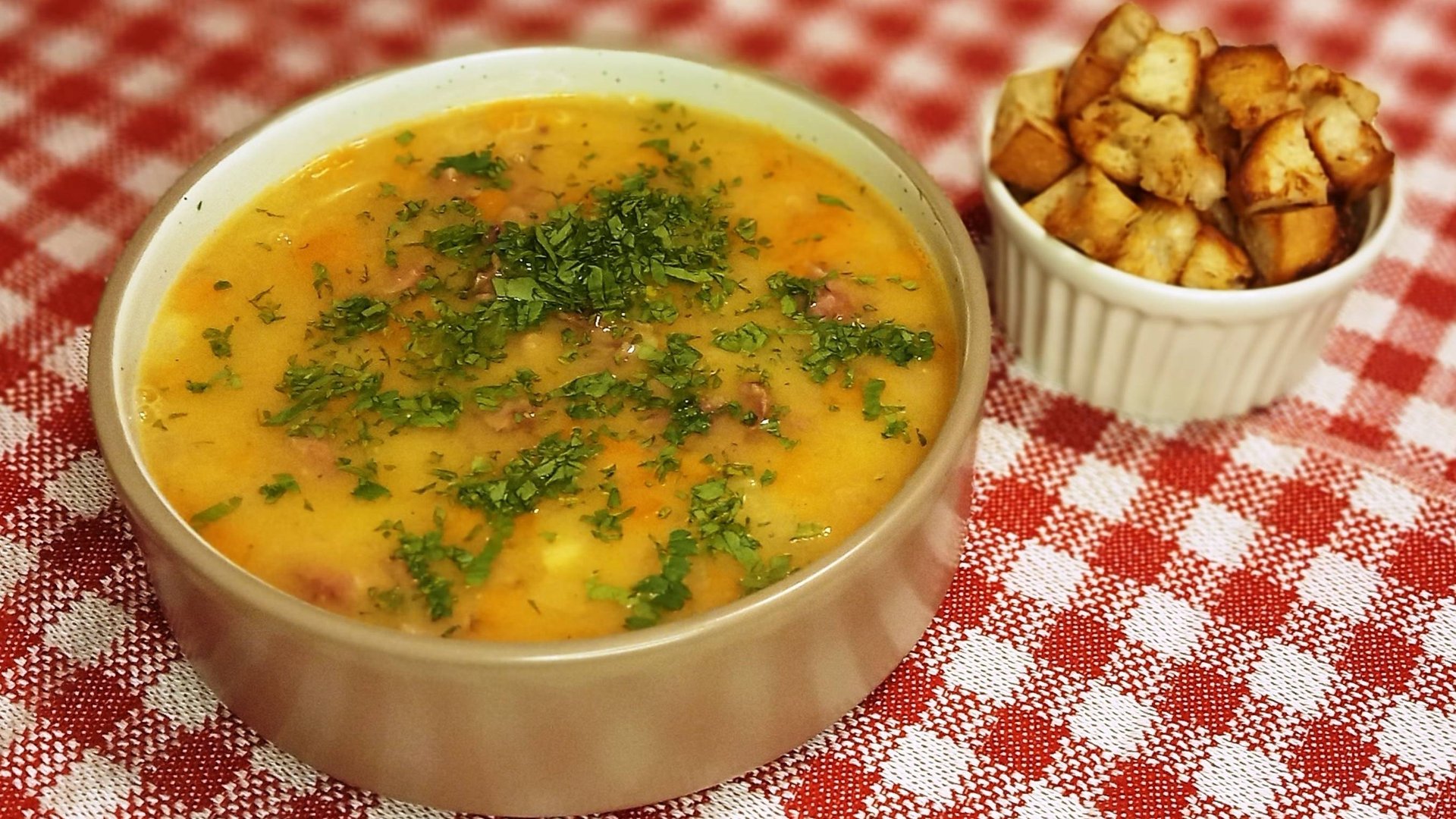 Гороховый суп с копчёностями