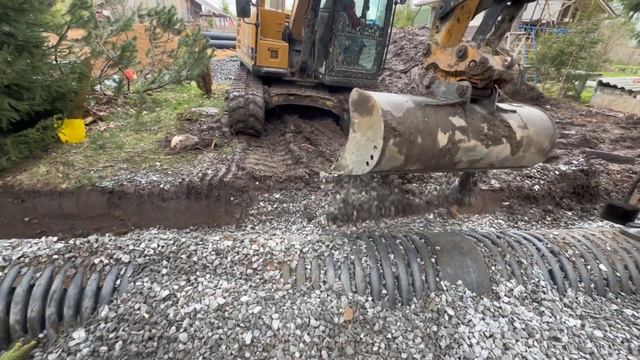 Отводим реку с участка. Отсыпка и выравнивание. Монтаж трубы d800 мм. #дом #отсыпка  #дренаж