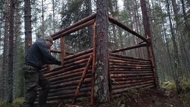 Строительство убежища в лесу - закрыл стену оконного проема