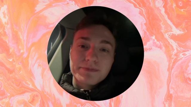 я кушаю с Леночкой хот-доги